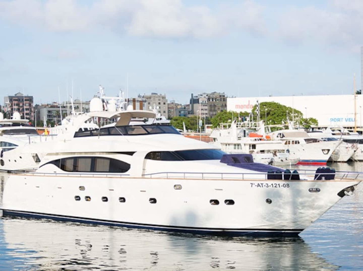 Luxury Yacht In Port Fòrum · Barcelona - Barcelone