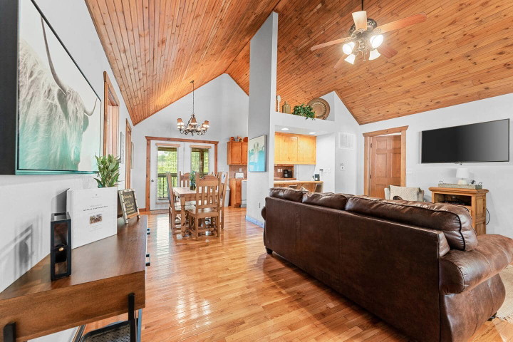 Rustic Stonebridge Cabin, Near Silver Dollar City - Branson West, MO