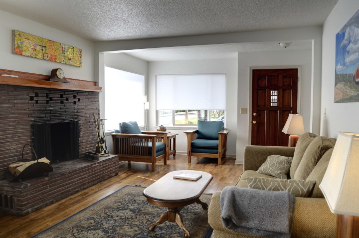 The Little Red Chimney House - 3 Br 2 Ba - Redmond, OR
