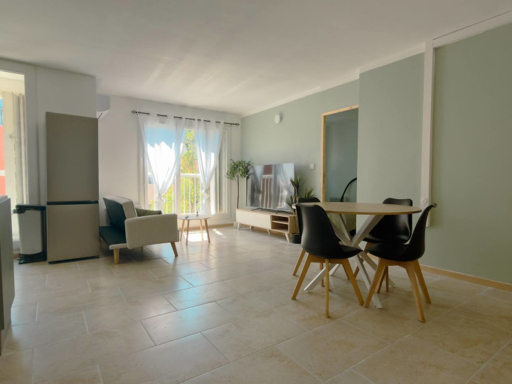 Appartement Rénové-climatisation-parking Gratuit - Bagnols-sur-Cèze