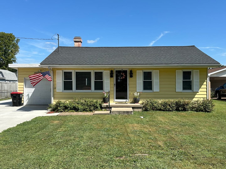 Newburgh Yellow Comfy Cottage - Newburgh, IN