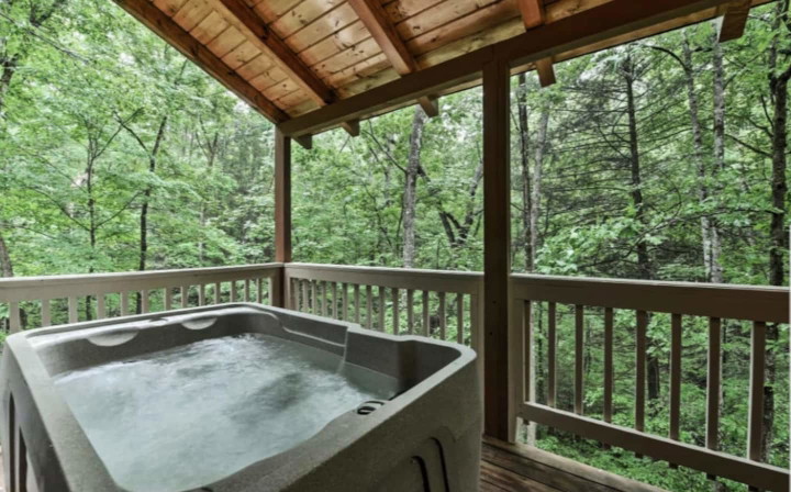 Cozy Couples Retreat:hot Tub & Wooded Views - Pigeon Forge, TN