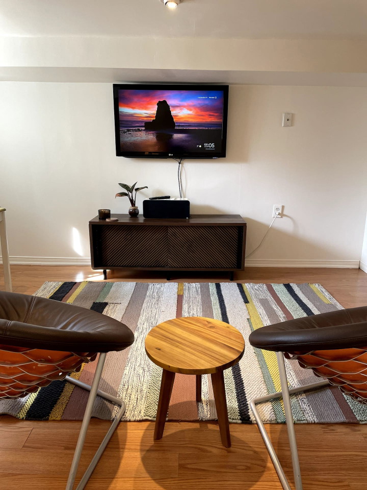 Cozy And Bright Apartment, Private Entrance, Clean - Toronto