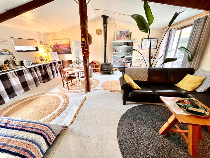 Farm Stay, Private Guest Room & Lounge - Beechworth