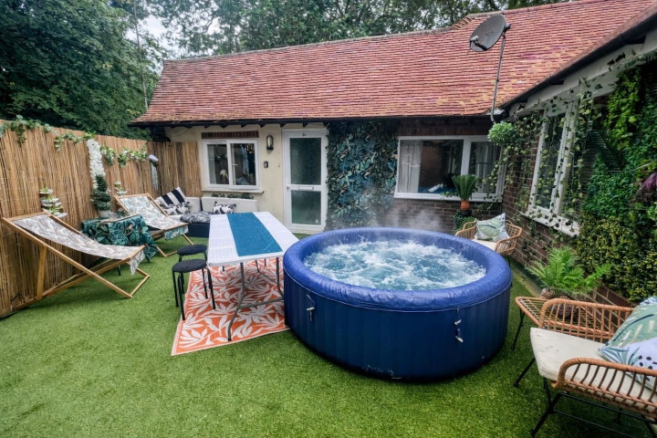 The Secret Themed 8 Bd Group Retreat | Hot Tub - Canterbury