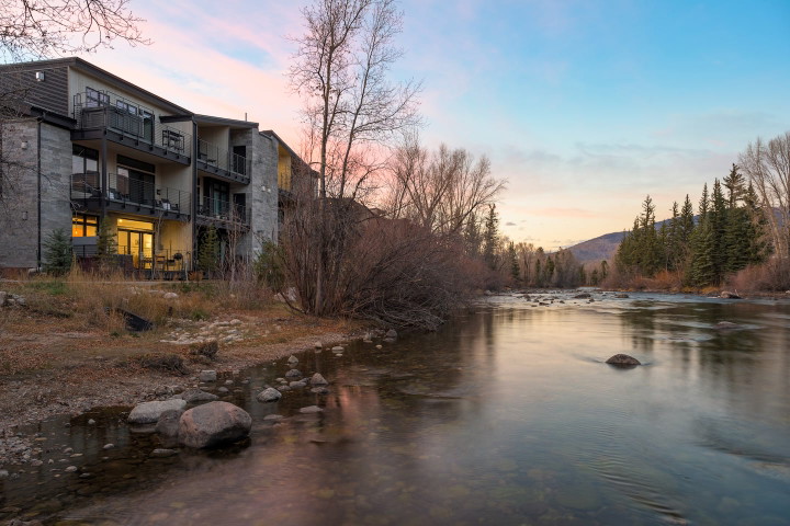 On The Blue River 2br+ Private Hot Tub+ Ski Access - Silverthorne, CO