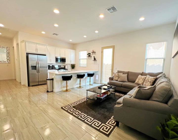 Elegant Getaway Near Stadium, Dining & Freeway - Phoenix, AZ