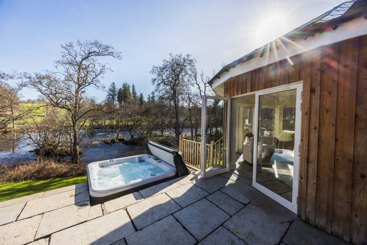 Luxury Riverside Lodge With Hot Tub (Sleeps 6) - Killin