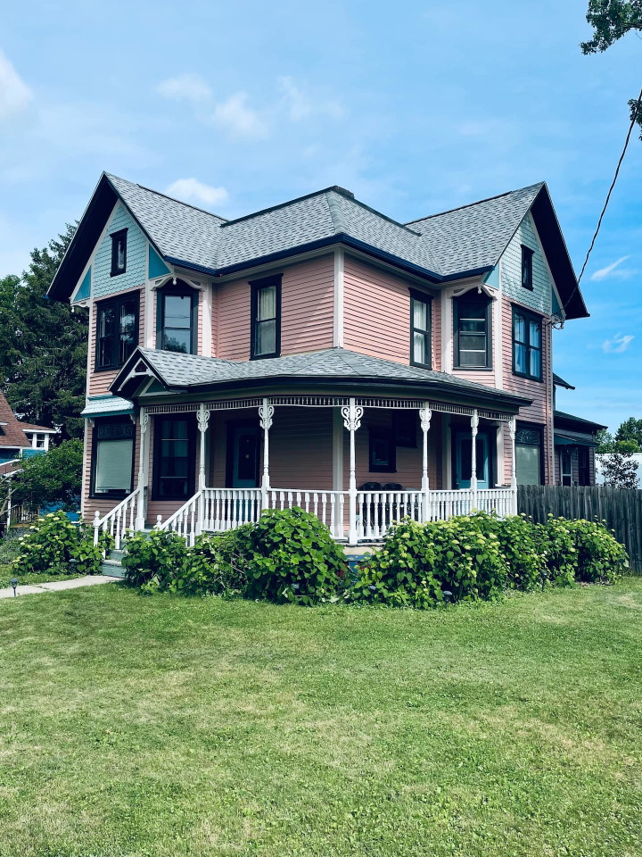 Historic Victorian 3 Blocks From Viroqua Downtown - Viroqua, WI
