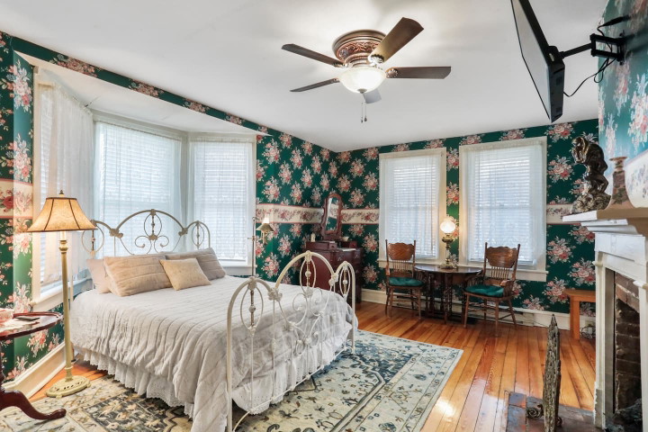 The Parlor Suite - Berkeley Springs, WV