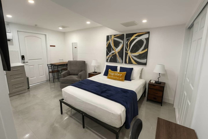 Stylish Sunrise Studio | Private & Parking - Broward County, FL