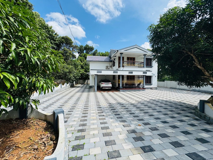 Located In Very Good Neighborhood And Near Adoor - Adoor