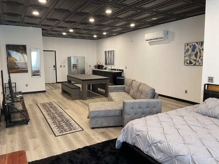 Food Truck Court Bnb W/breakfast & Pool Table - Carlsbad, NM