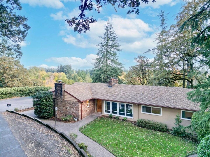 Beautiful Mid-century Family Home Full Of Charm - Albany, OR