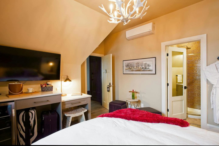 One Queen Bed 3 - Brockville