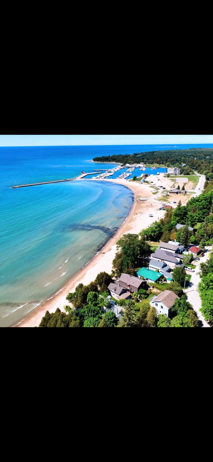 Bright Modern 4-
Bedroom Suite Near Lake
Huron - Port Elgin