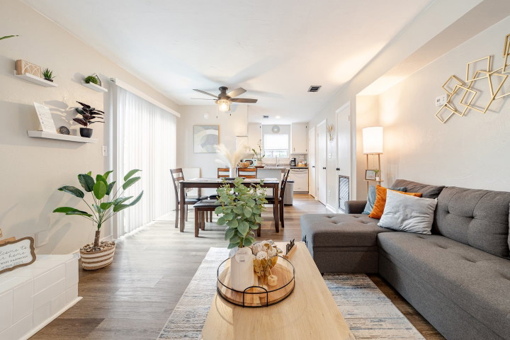 Cozy And Relaxing Townhouse With Fireplace - Tallahassee, FL