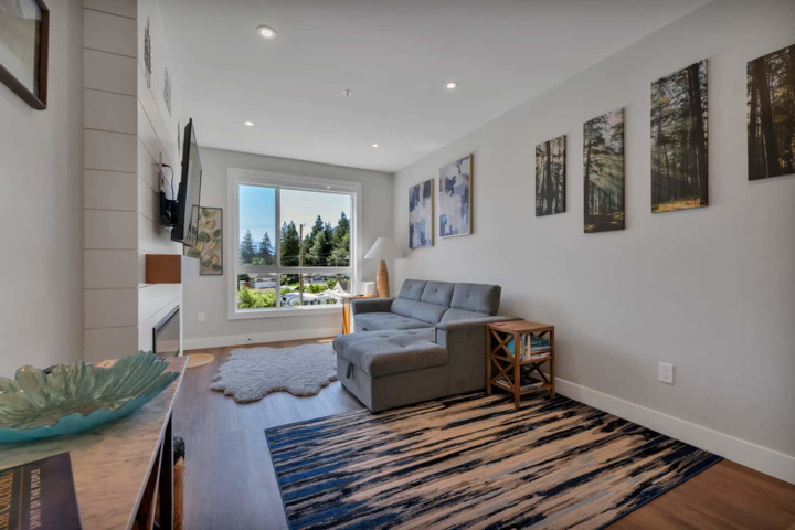 One-bedroom Condo With Balcony And Mountain View - Harrison Hot Springs