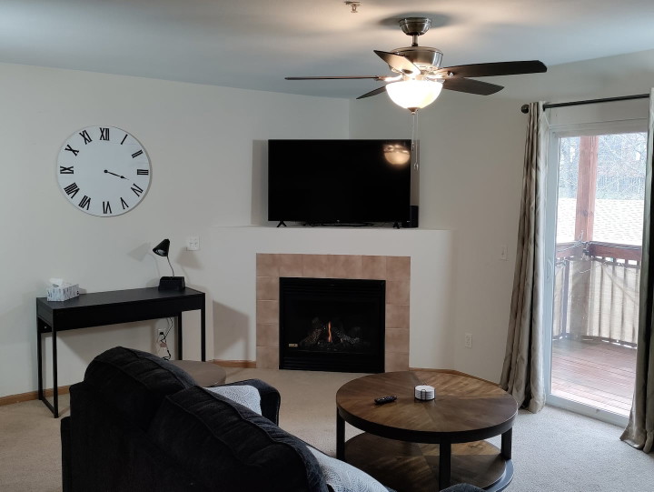 Cozy 2bd Condo With Fireplace In Davenport, Ia - Davenport, IA