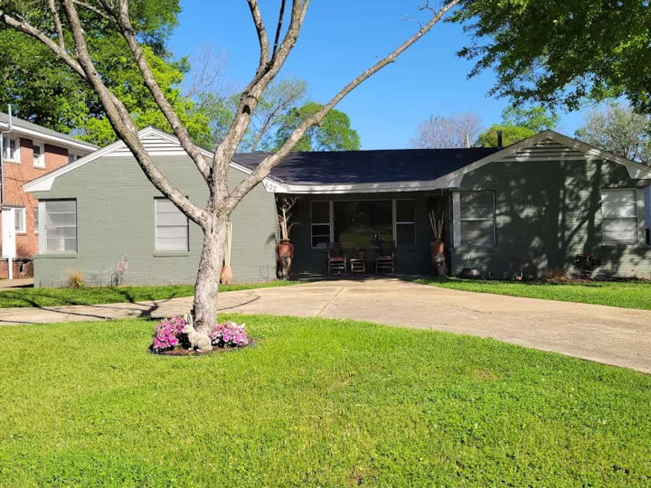 South Highland Quiet, Large 3 Bed 2 Bath Home. - Shreveport