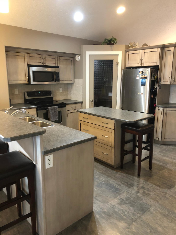 Beautiful Modern Home With 7 Person Hot Tub! - Red Deer