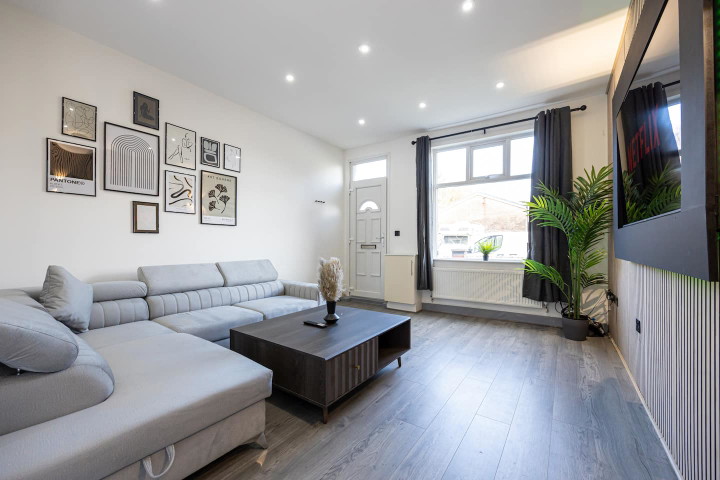 2br Bolton Home, Sleeps 6, Cinema & Free Parking - Bolton