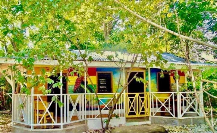 Seaside Cottage In Papa Curvins Yard - Jamaica