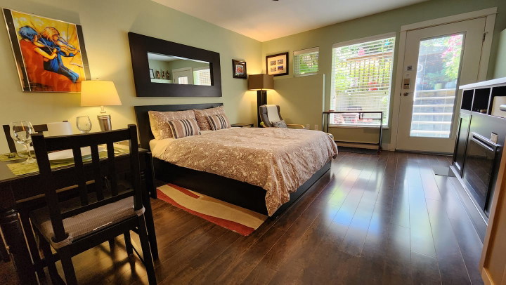 Private Garden Suite On The Drive - Vancouver