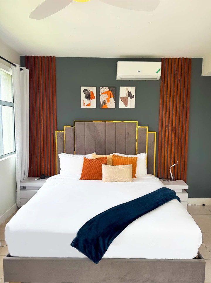 Modern 6th Floor 2-br Apt W/ Pool & King Bed - Kingston, Jamaica