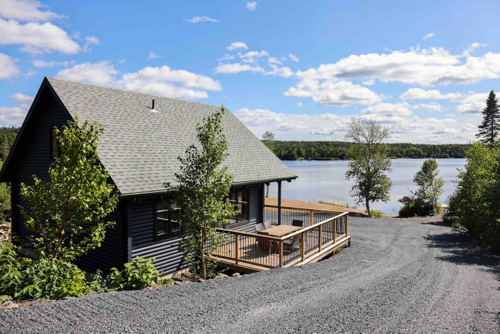 Cabane En Rondins Sur Le Lac Thorburn, à 9 Minutes De Clarenville - Clarenville
