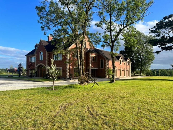 Tara Manor - Sleeps 26 - Hot Tub, Bar & Parties. - Omagh