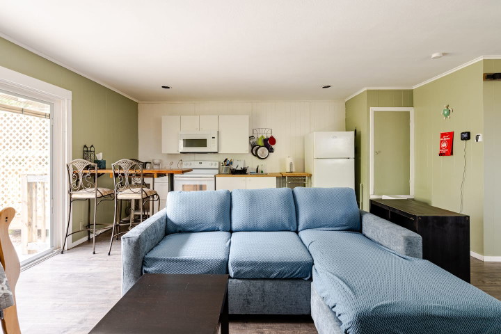 Guesthouse 3 Blocks From The Beach With On-site Parking And Walking Distance To Strand - Galveston, TX