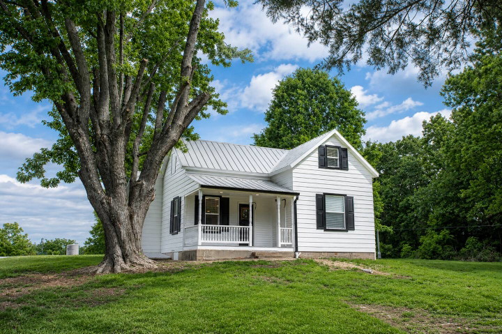 Riverside Retreat | Serene Farmhouse Off Route 66 - Cuba, MO