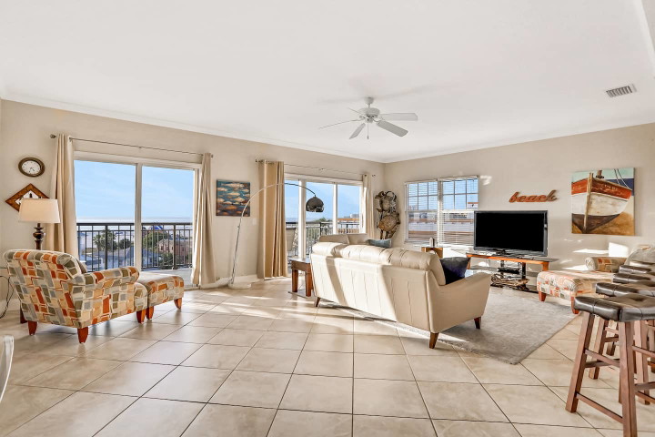 Top Floor Condo Near The Beach With Pool Hot Tub W - Treasure Island, FL