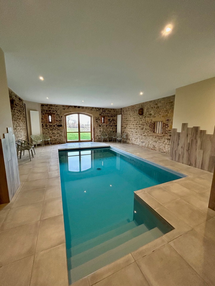 Gite De Groupe Avec Piscine Intérieure - Beaujolais