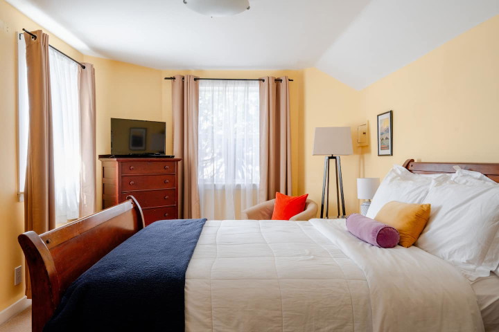 Stylish 2 Br, 2 Bath, Private Back Yard Apartment - Oakland, CA