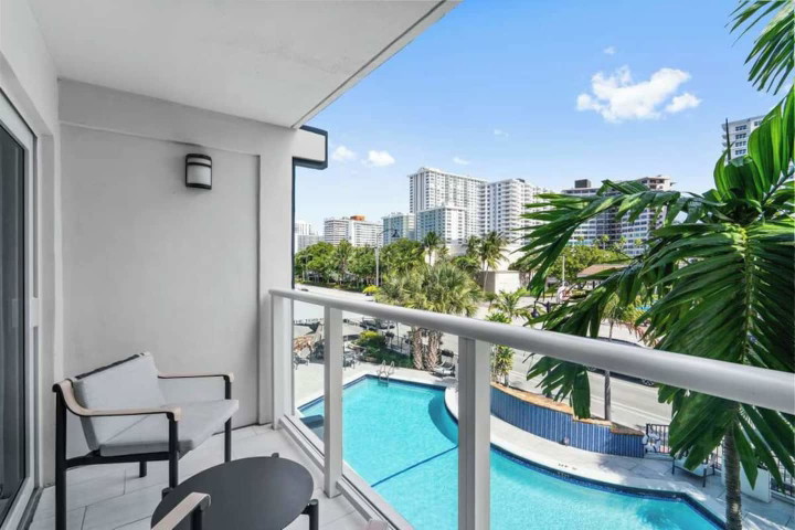 Steps To The Beach + On-site Dining & E-bikes - Fort Lauderdale, FL