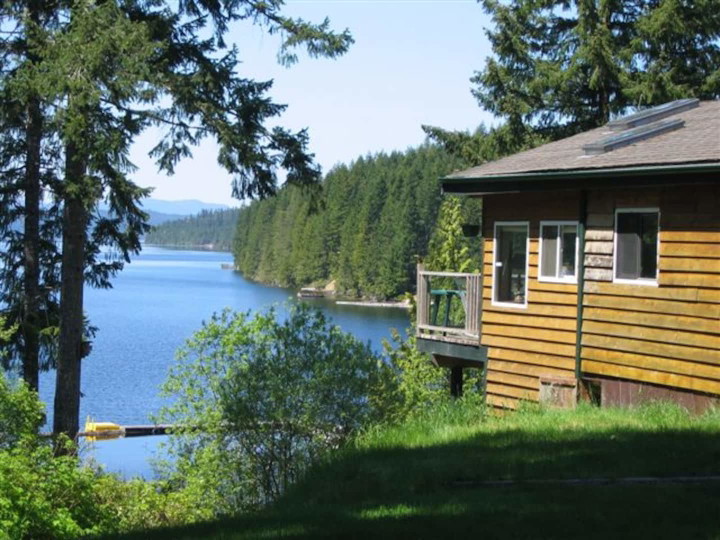 Cozy Lakefront Cabin - Campbell River