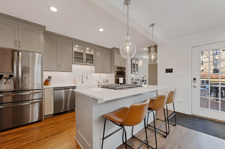 Spacious Oak Park 4bd/3.5ba And Parking - Oak Park, IL