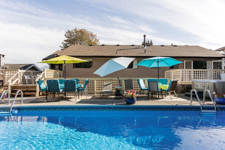 Fun Comfy House With Pool And Hotub - Port Moody