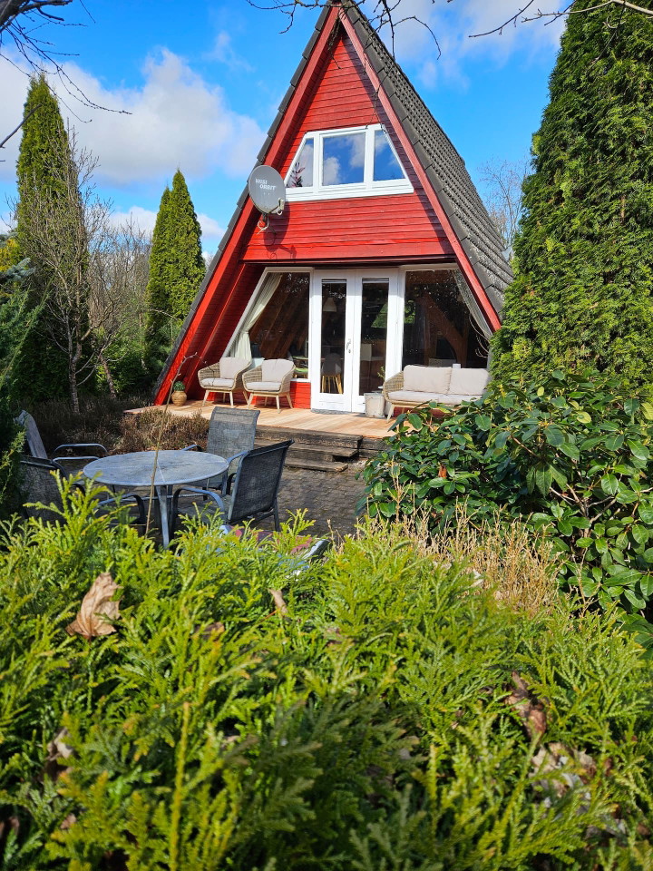 Nurdachhaus Mit Kaminofen Und Großem Grundstück - Bergen
