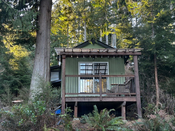 Cozy Lakefront Cabin Retreat - British Columbia