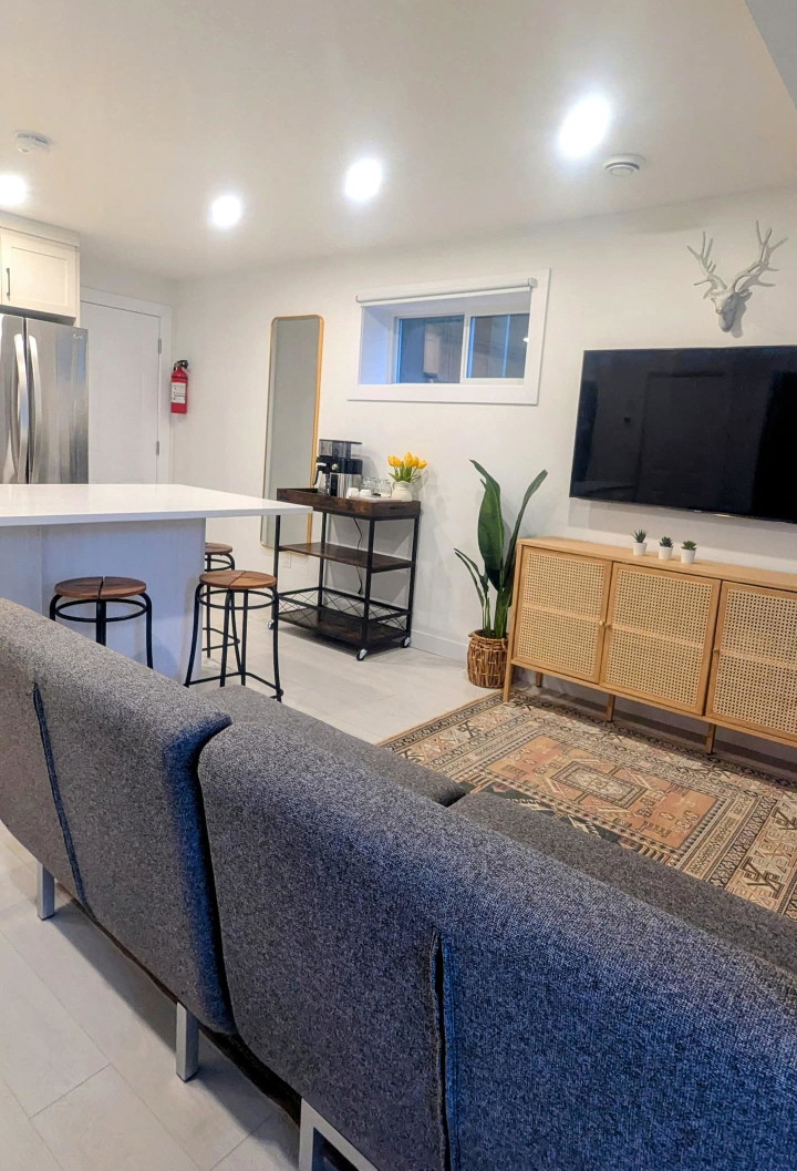 Cozy Guest Suite With Full Kitchen - Cochrane