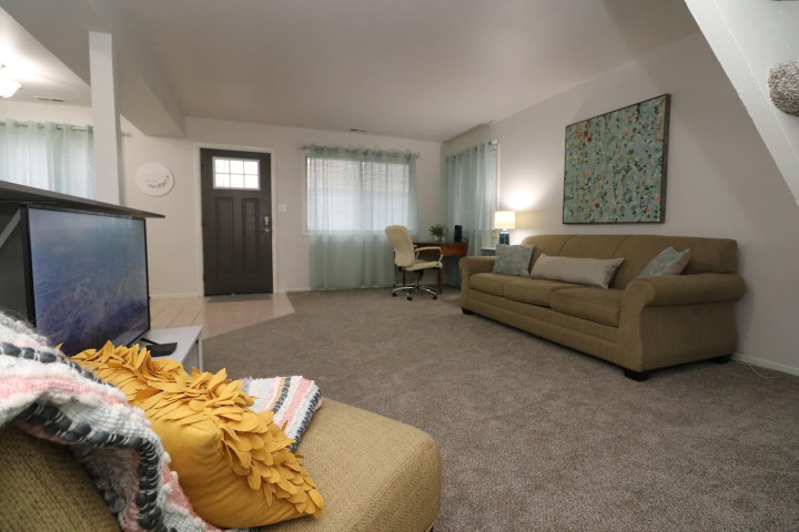 2 Bedroom Townhouse Near Bp & Hospitals - Hobart, IN