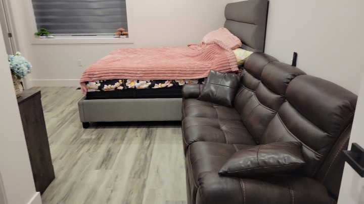 Modern Guest Room With Full Bath & Storage - Leamington
