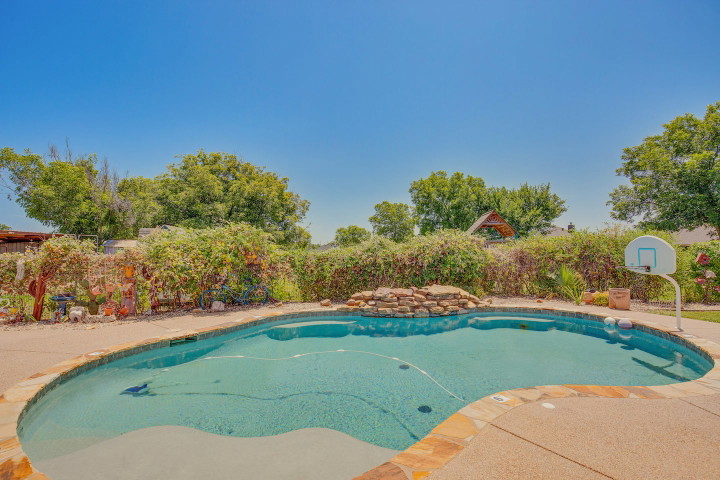 Sunny Stephenville Home W/ Pool: 4 Mi To Downtown - Stephenville, TX