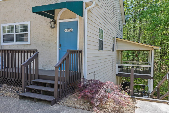 Serene Sunlit Townhouse - Kennesaw, GA