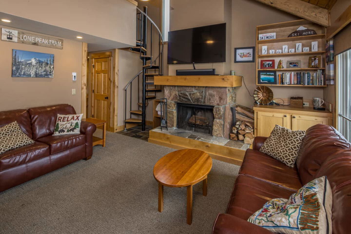 Cozy Town Center Condo & Shared Hot Tub - Big Sky, MT