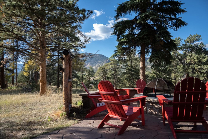Serene Estes Park Cabin - Hot Tub, Firepit & Views - Estes Park, CO