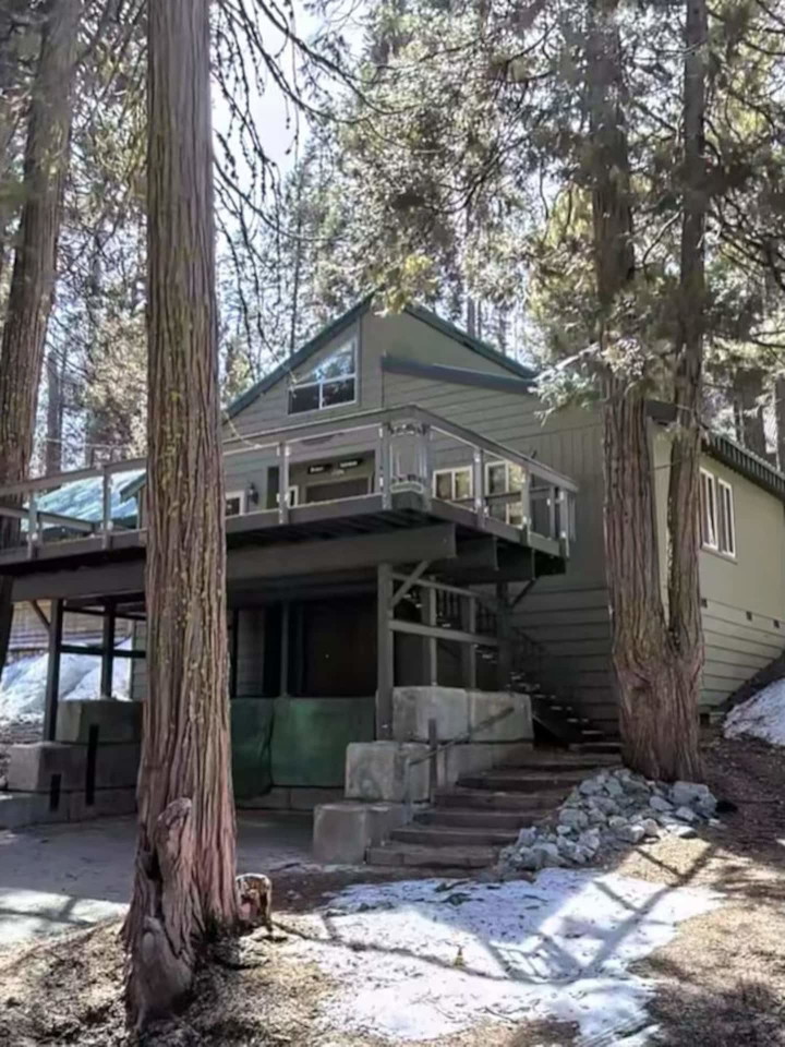 Toyon Treehouse: Cozy Shaver Retreat - Shaver Lake, CA
